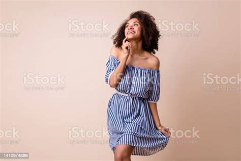 흥분한 꿈꾸는 소녀의 사진 어깨 옷을 입고 손가락 턱 빈 공간을 찾아 고립 베이지 색 배경 20 24세에 대한 스톡 사진 및 기타 이미지 20 24세 귀여운 드레스