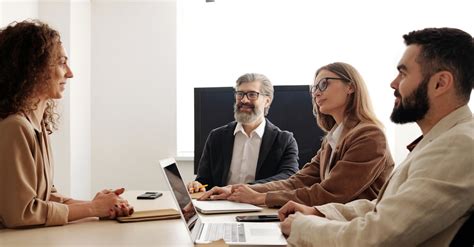 경영진 계획하는 공동 작업 관리 기술 기업 기업가 남자 노트북 다양한 그룹 동료 디자인 리더십 미소 짓는 브레인스토밍 비즈니스 비즈니스 복장