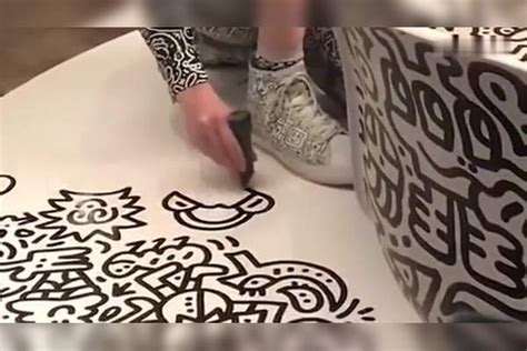 小哥哥你这全身上下都是自己画的吗难道就不怕有密集恐惧症的人打你吗