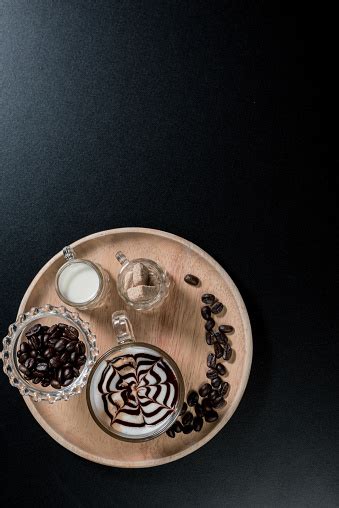 상단보기 뜨거운 커피 에스프레소 의 컵 투명 한 컵 위에 거품 우유 아름다운 라떼 아트 와 커피 콩 갈색 설탕과 검은 테이블에 우유 갈색에 대한 스톡 사진 및 기타 이미지