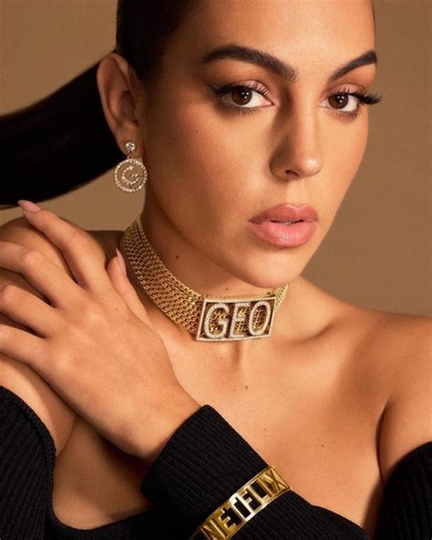 صور جورجينا رودريغيز بإطلالة جمالية ساحرة وما هو سر مكياجها مجلة هي