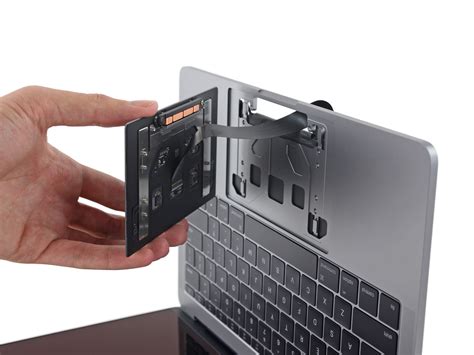 IFixit Tears Down The 2016 MacBook Pro Base Model