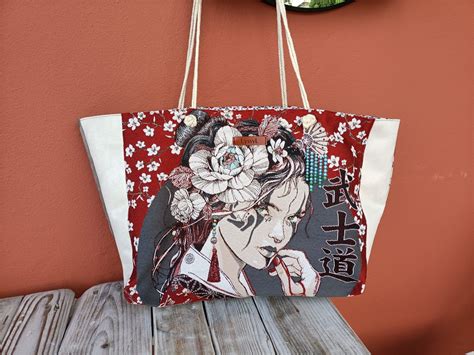 Lart De Porter Un Sac Gris Lélégance Discrète Lyssyl