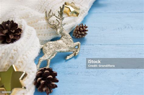 크리스마스 장식황금 사슴 콘 골든 스타 니트 천 푸른 나무 테이블 인사말 카드 텍스트에 대 한 공간에 0명에 대한 스톡 사진 및 기타 이미지 Istock