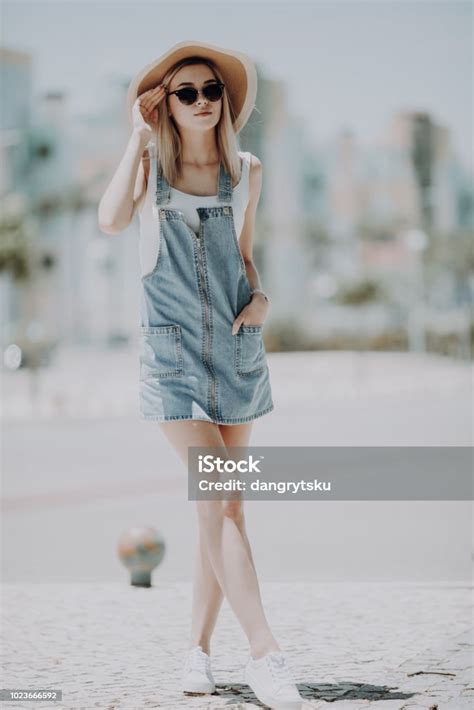 아름 다운 전체 높이 젊은 여자 드레스를 착용 하 고 거리에 산책 거리에 대한 스톡 사진 및 기타 이미지 거리 걷기 관광 리조트 Istock