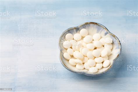 히알루 론산 정제 건강 한 규정식 보충 교재에 대 한 개념 밝은 나무 배경입니다 닫아 공간을 복사합니다 0명에 대한 스톡 사진 및 기타 이미지 Istock