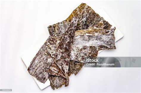 흰색 배경에 고립 된 건조 라미나리아 자포니카 다시마 다시마 일본 전통 식재료로 다시시 스프 요리 0명에 대한 스톡 사진 및 기타 이미지 Istock