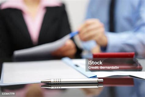 두 사람이 대해 논의하거나 보고할 회의인가 중점을 둔 펜 모션블러에 대한 스톡 사진 및 기타 이미지 모션블러 사법 제도 조언 Istock