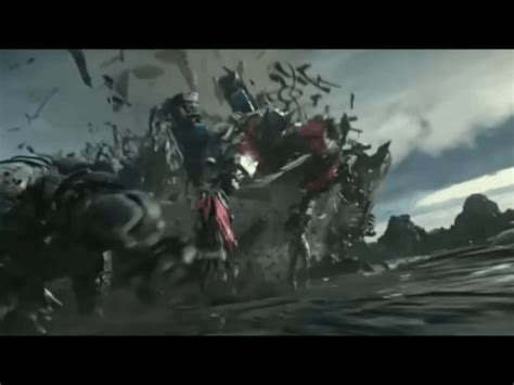 영화 팬들이 환호하는 트랜스포머 신작 옵티머스 프라임 변신 장면 유머 게시판