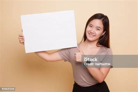 젊은 아시아 여자 엄지손가락 흰색 빈 기호로 표시 됩니다 공란에 대한 스톡 사진 및 기타 이미지 공란 베이지 비어 있음 Istock