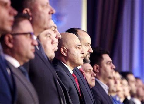 Во „годината на нови можности“ Владата повика да се усвојат уставните измени Независен Весник