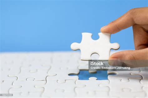 손은 임무를 완료하기 위해 직소 퍼즐의 마지막 조각을 넣어 퍼즐 조각누락 퍼즐 조각과 비즈니스 개념을 누락 최종 작업을 완료