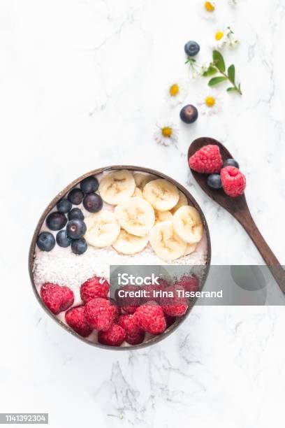 건강 한 아침 식사 그릇 코코넛 플레이크 바나나 슬라이스 라즈베리 및 블루베리가 있는 바나나 스무디 보 울 평면도 평 신도 0명에 대한 스톡 사진 및 기타 이미지 Istock