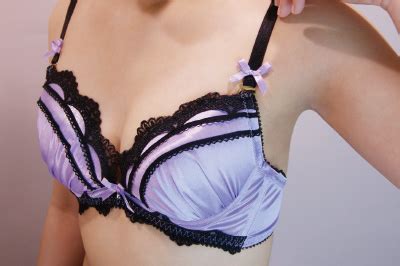 ブラジャーのサイズが合っていないかも正しいカップの測り方とは 日本最大級の水着が揃うAiアイスクウェア