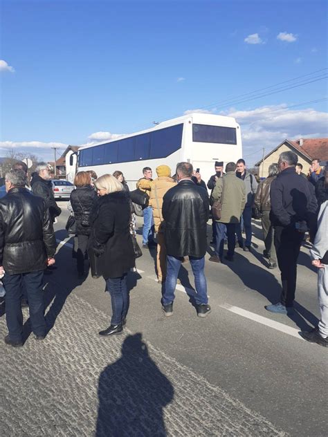 Бошко Обрадовић On Twitter Чачани блокирали Ибарску магистралу зато што су им искључили