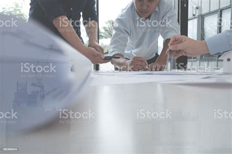 직장에서 파트너와 함께 부동산 프로젝트에서 작업 하는 건축가 엔지니어 생활에 대해 사무실에서 집 청사진 건설 및 건축 개념 건설 산업에 대한 스톡 사진 및 기타 이미지