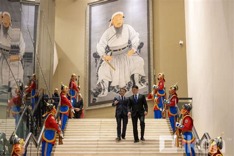 ФОТО Франц улсын ерөнхийлөгч Эммануэл Макрон Чингис хааны музейд зочлов