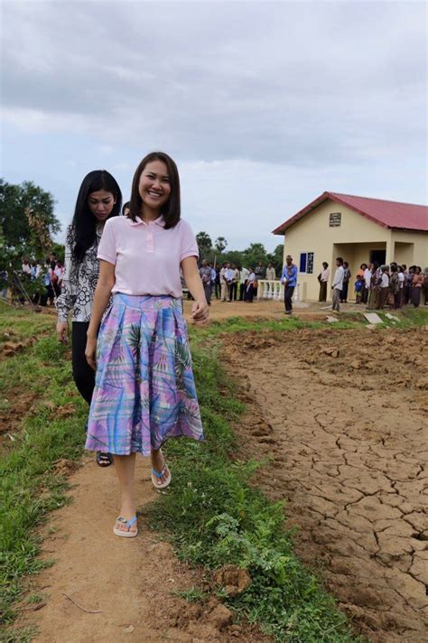 Updated ៖ លោកស្រី ហ៊ុន ម៉ាណា ប្រធានមូលនិធិបាយ័ន បានដឹកនាំក្រុមការងារ ប្រគល់ផ្ទះទេវតាចំនួន០៥ខ្នង