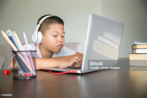 젊은 학생 원격 학습 가상 원격 온라인 수업 화상 통화 가상 수업 노트북 컴퓨터를 사용하여 집에서 공부하는 기술 원격 교육으로