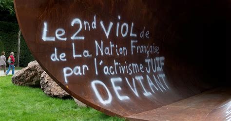 British Artist S Giant Vagina Sculpture Vandalised With Anti Semitic Graffiti World News