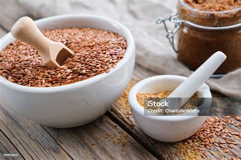 Mortar Biji Rami Utuh Dan Mortar Kecil Biji Rami Dihancurkan Menjadi Bubuk Botol Kaca Pasta