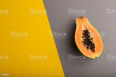 노란색과 회색 파스텔 배경에 잘 익은 잘라 파파야 상단 보기 플랫 레이 복사 공간 열대 건강한 음식 여성 건강 개념 미니멀리즘 0명에 대한 스톡 사진 및 기타 이미지