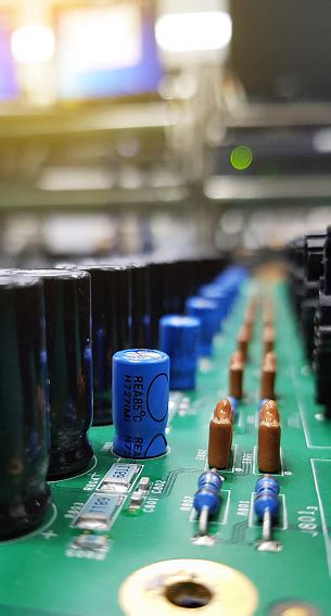 전자 부품이 있는 회로 기판 마이크로 칩 커패시터 트랜지스터 저항 및 Pcb에 장착 된 기타 전자 부품과 같은 전자 장비의 조각 Pcba Stem 주제에 대한 스톡 사진 및