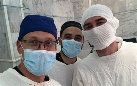 Омские врачи "по кусочкам" собрали мужчине руку, которую он отрезал ...