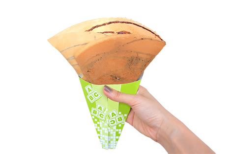 디저트 초콜렛 소스에 말린 돼지고기 크레페 팬케이크 평면도 여자는 손 매니큐어 지주 갈색 크레페 집에서 절연 흰색 배경에 고립 어떤 사용에 대 한 좋은 갈색에 대한 스톡