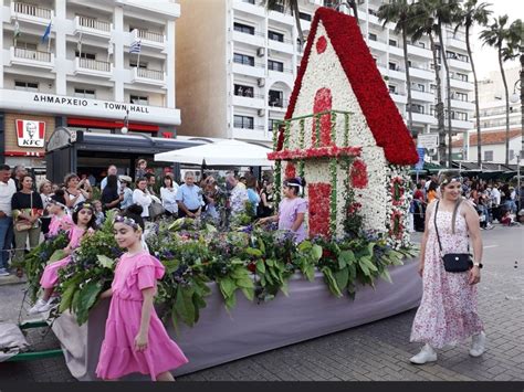 Фестивали на цветята изпълват Кипър Front Bg