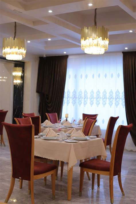 무료 이미지 나무 방 식당 가구 인테리어 디자인 재산 천장 레스토랑 표 건물 조명 커튼 부엌 다이닝 룸 테이블 모음곡 바닥 부동산 의자