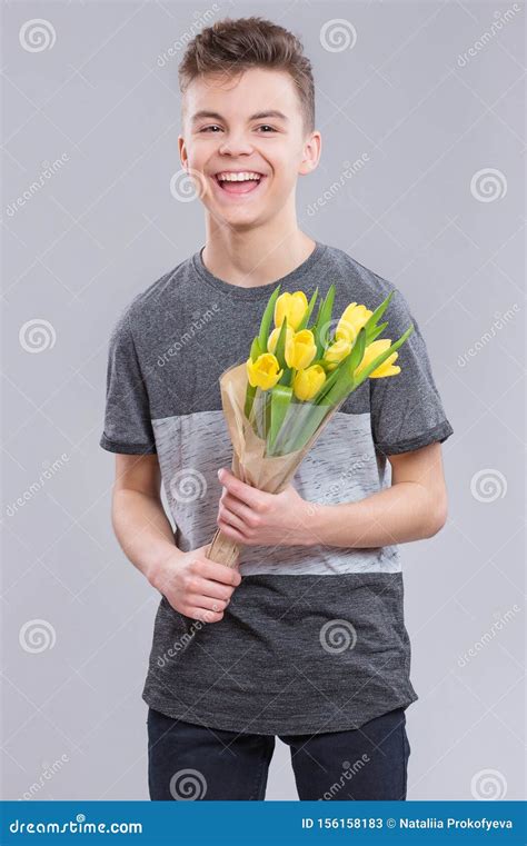 Мальчик с цветами серого цвета Стоковое Изображение изображение