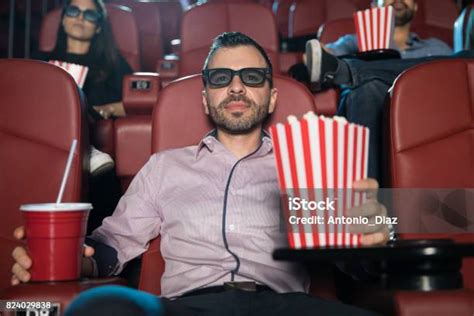 팝콘과 3d 영화를 보는 남자 영화관에 대한 스톡 사진 및 기타 이미지 영화관 남자 영화 Istock