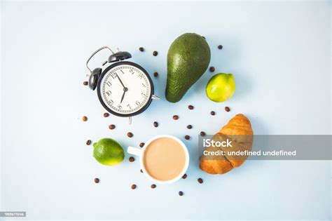 알람 시계 아침 밝은 건강 한 아침 식사의 신선도와 크로 아보카도 깨우기 흰색 컵에 모닝 커피 개념과 주제에 대한 스톡 사진 및 기타 이미지 Istock