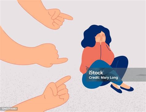 슬픈 소녀는 동료로부터 심리적 학대를 당합니다 수지 손가락으로 그녀를 가리키는 손가락으로 손으로 둘러싸인 울고 있는 여자 탓에 대한 스톡 벡터 아트 및 기타 이미지 Istock