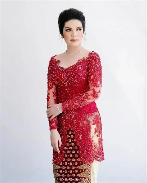 Referensi Model Kebaya Brokat Warna Merah Untuk Lamaran Hingga Resepsi