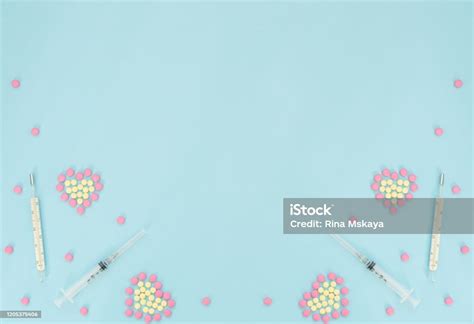 분홍색과 노란색 알약 온도계 밝은 파란색 배경에 주사기로 만든 마음 계절 성 질병 의학 개념 복사 공간 상단보기와 플랫 레이 스타일 0명에 대한 스톡 사진 및 기타 이미지