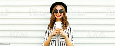 하얀 배경에 검은 둥근 모자를 쓰고 커피를 마시는 행복한 미소 짓는 젊은 여성의 초상화 20 29세에 대한 스톡 사진 및 기타 이미지 20 29세 25 29세 Z세대