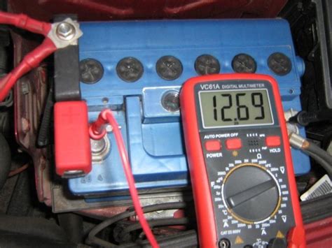 Как проверить емкость автомобильного аккумулятора тестером и мультиметром