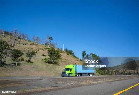 언덕에 다이 나무와 마른 잔디와 여름 캘리포니아 주간 도로에 이동 건조 밴 세미 트레일러에화물을 수송 밝은 라임 큰 장비 세미 트럭 0명에 대한 스톡 사진 및 기타 이미지