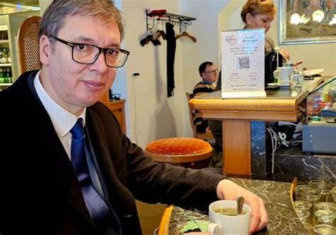 Vučić Pije čaj Od Nane