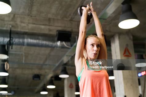케틀벨로 운동하는 아름 다운 스포츠 여자 여성의 신체적 정신적 건강을 위한 규칙적인 운동 근육에 대한 스톡 사진 및 기타 이미지 Istock