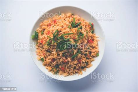 Schezwan 튀긴 쌀 Masala는 인도 중국 음식 접시 또는 그릇에 젓가락으로 제공입니다 선택적 초점 건강한 생활방식에 대한 스톡 사진 및 기타 이미지 Istock