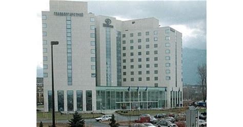 Сив дим излиза от покрива на столичния хотел Хилтън