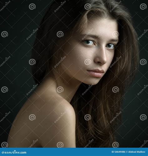 Retrato Dramático De Um Tema Da Menina Retrato De Uma Menina Bonita Em