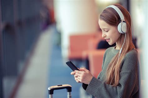 창에 가까운 큰 국제 공항에서 공항에서 사랑 스러운 어린 소녀 가방에 대한 스톡 사진 및 기타 이미지 가방 공항 관광 Istock