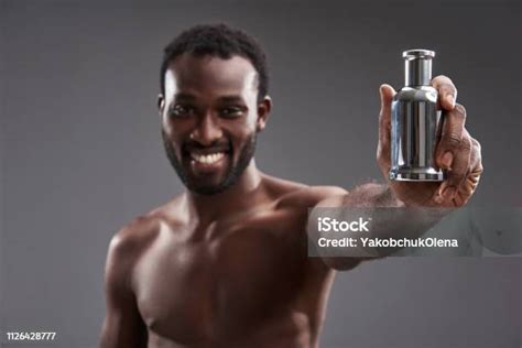 쾌활 한 아프리카 미국 남자의 손에 향수의 선택적 초점 남자에 대한 스톡 사진 및 기타 이미지 남자 긍정적인 감정 표현 남성 Istock