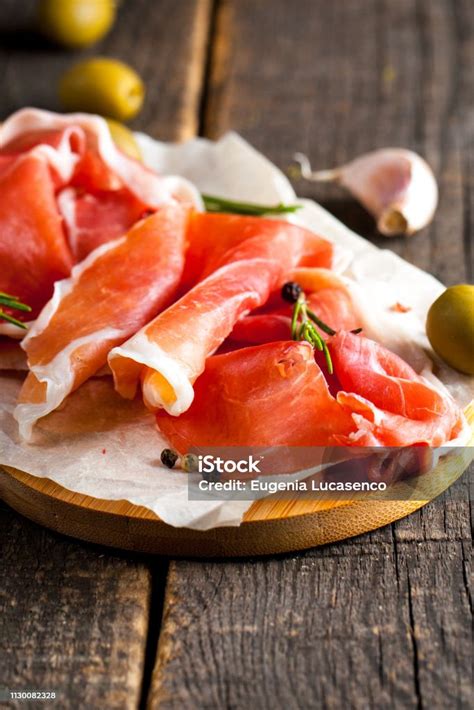 혼합된 올리브 나무 절단 보드에 파프리카와 햄의 얇은 조각 이탈리아 문화에 대한 스톡 사진 및 기타 이미지 이탈리아 문화 햄 고기 Istock