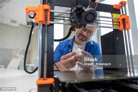 남자 디자이너는 사무실에서 3d 프린터를 사용하여 디자인을 인쇄합니다 3차원 인쇄에 대한 스톡 사진 및 기타 이미지 3차원