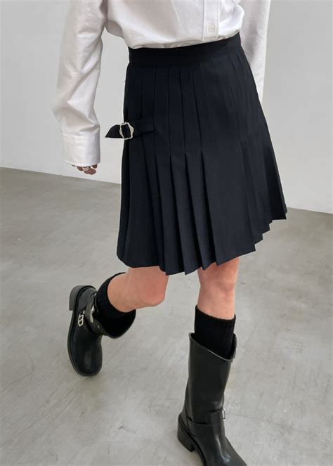 블랙업 쇼큰 버클 플리츠 미디스커트 위시버킷